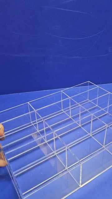 Торговые витрины из оргстекла на заказ. Диспенсеры, накопители и ячейки от производителя.