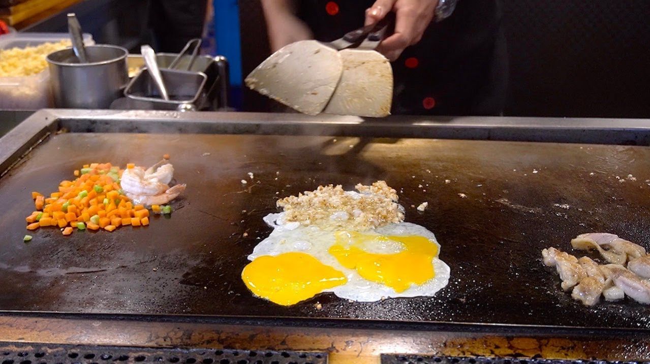 Японский жареный рис и курица теппаньяки