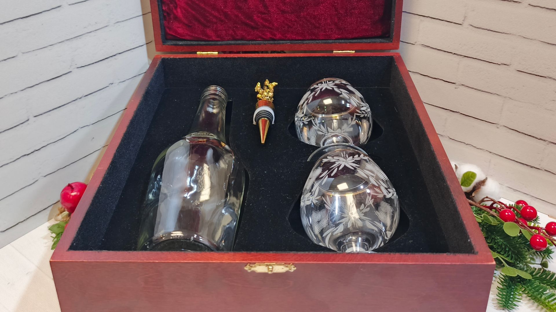 Стеклянная бутылка Kvint Divin mp4 0.30 сек муз Канста Жариков - про коньяк