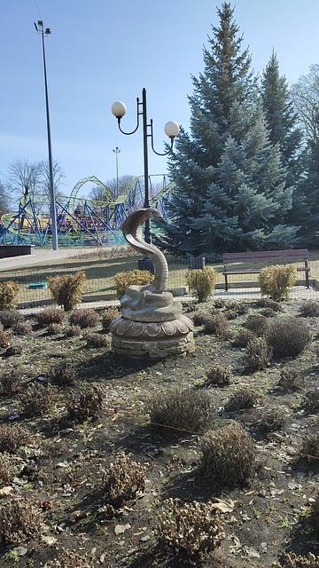 6 Парковая скульптура Кобра в парке Щербакова - начало марта, поэтому без растительности вокруг