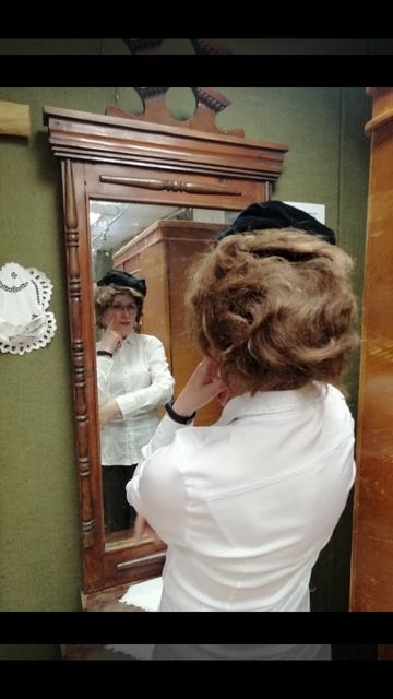 У старинного зеркала