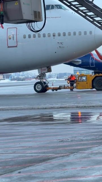 Boeing-747 ставят на стоянку в Шереметьево