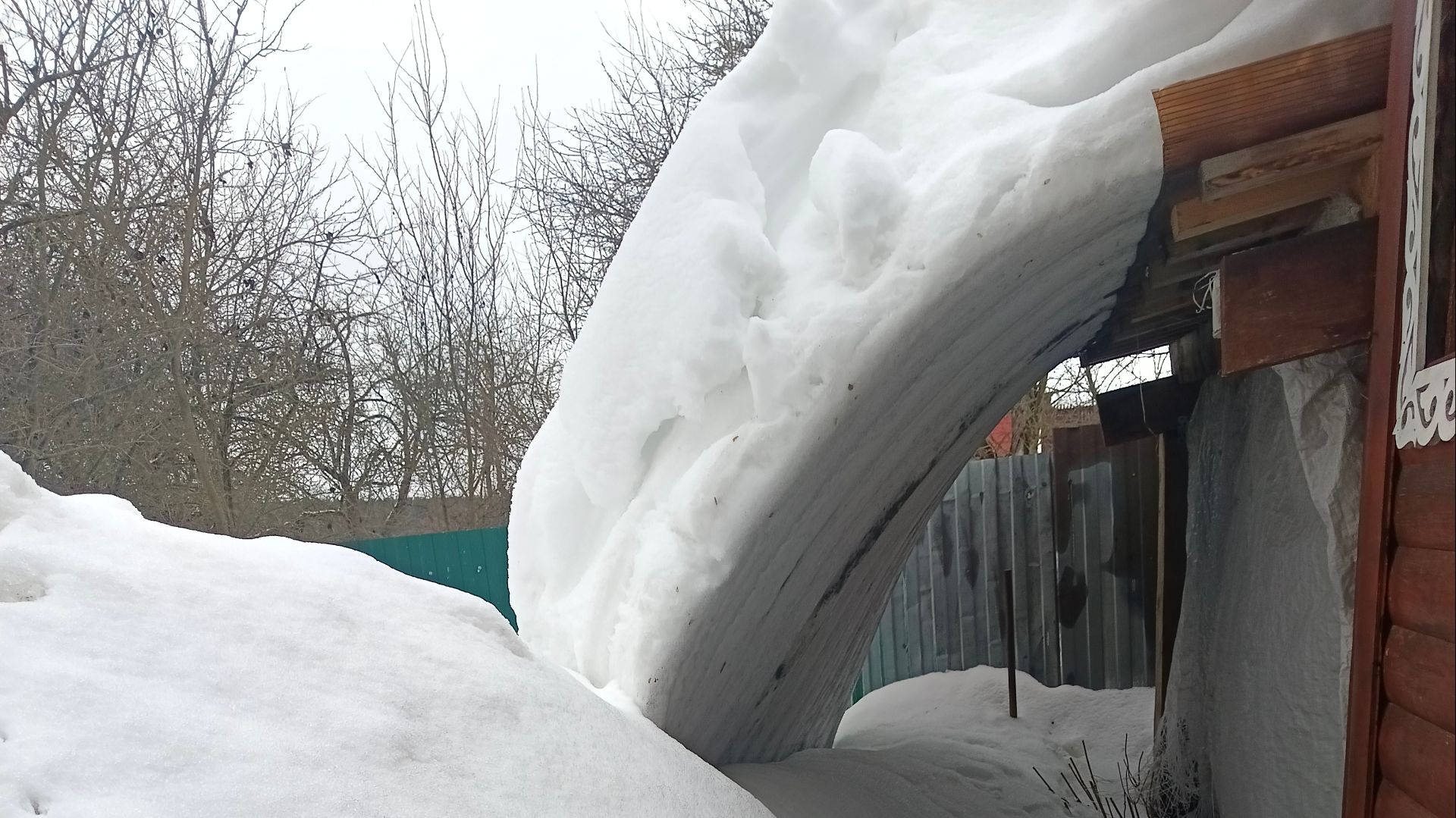 Снежный язык ползет с крыши
