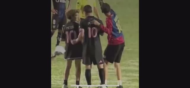 Болельщик повалил Месси от радости!!!