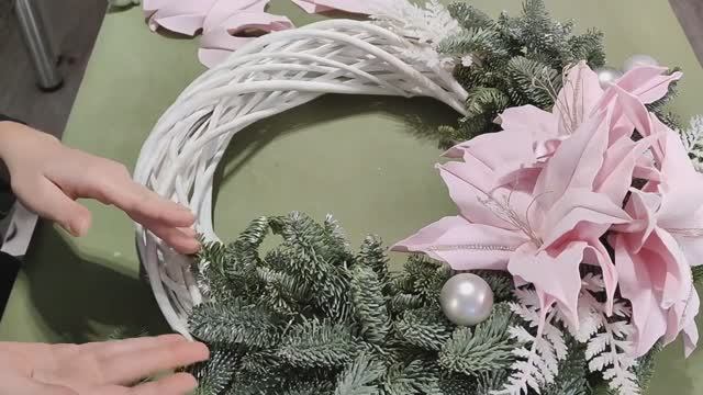 Новогодний венок дома своими руками! Узнай как за час сделать крутой подарок _ Украшение на дверь