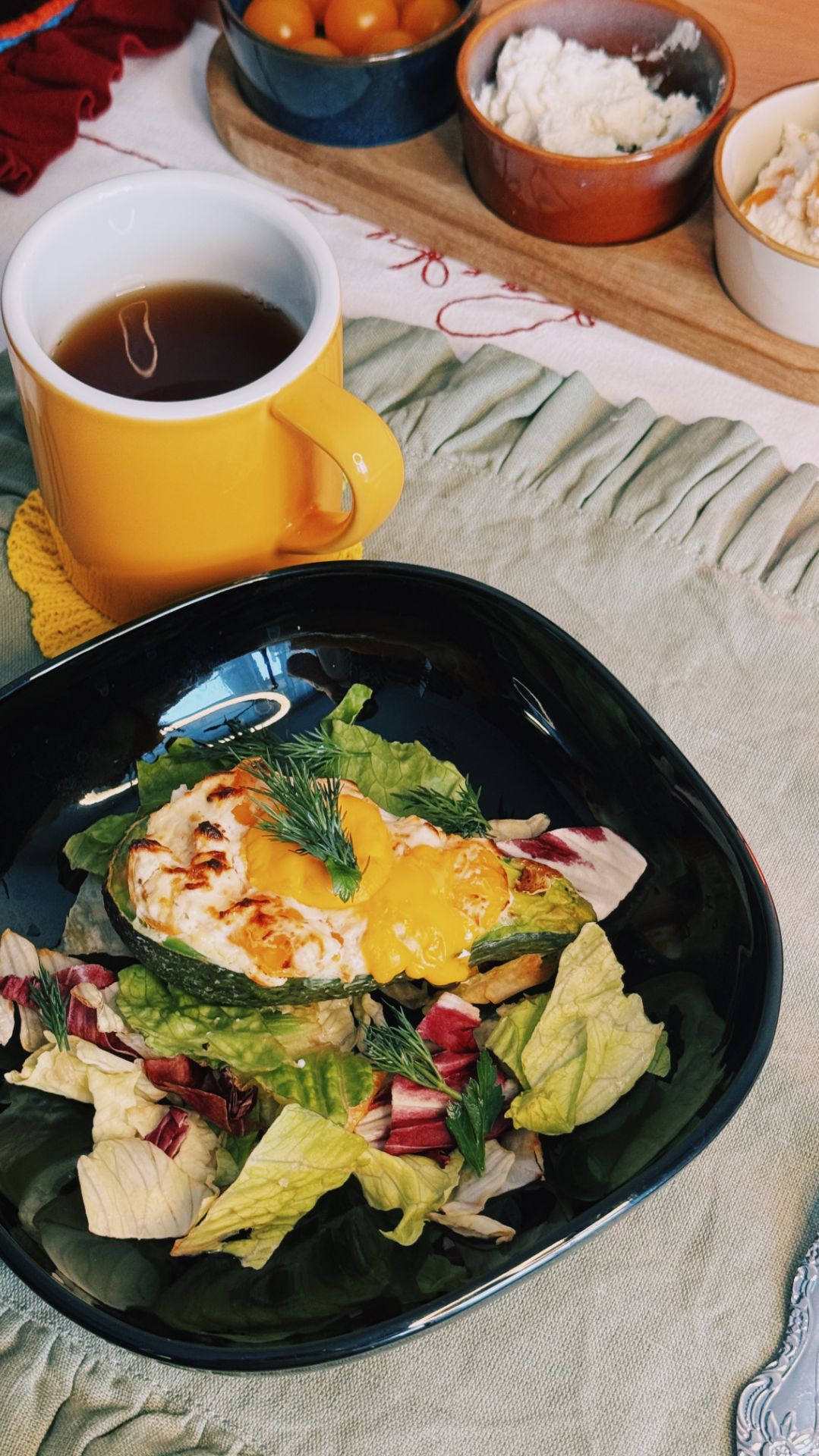 Фаршированное авокадо с яйцом, томатами и сыром в аэрогриле Demiand