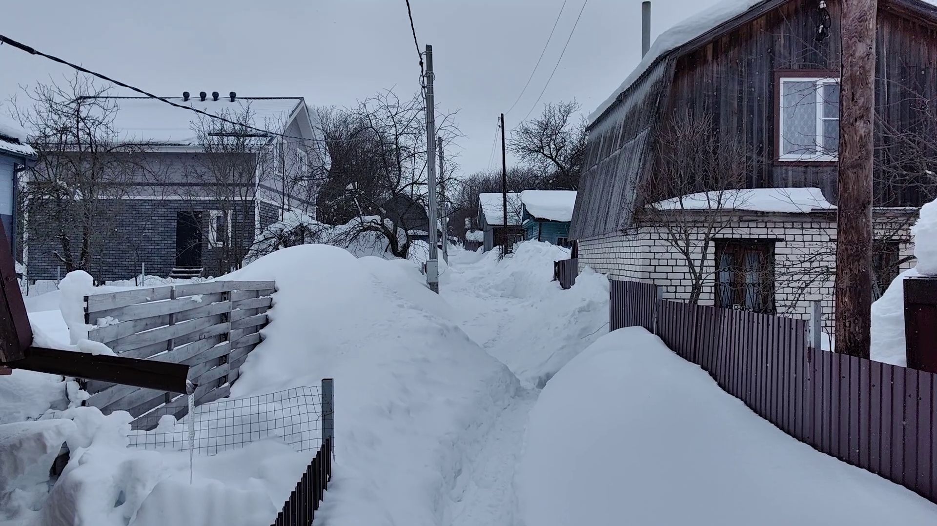 7 марта 26 Пятый раз на Даче Снег сошел с крыши Дома Как теперь будем ходить?