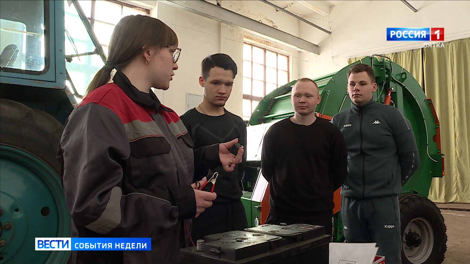 В сельхозтехникуме Котельнича девушка учит студентов техобслуживанию и ремонту двигателей