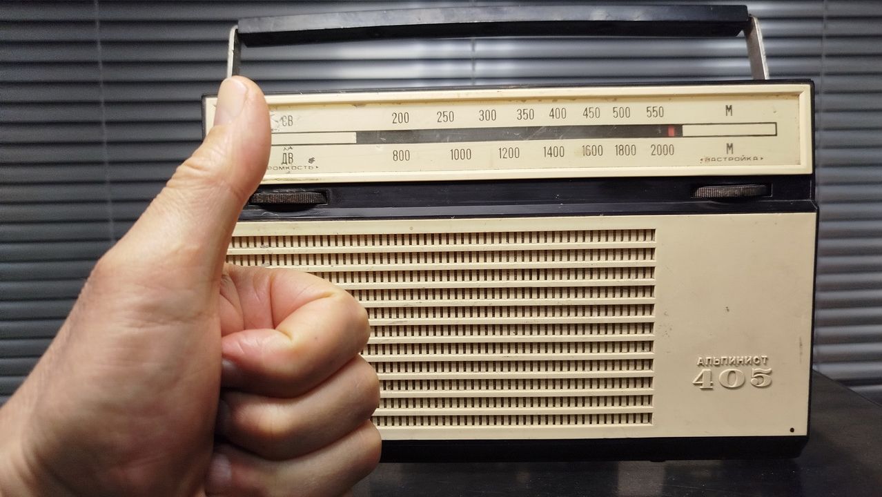 Обзор вечернего радиоэфира с сюрпризом на транзисторный приёмник Альпинист-405 СССР #oldradio