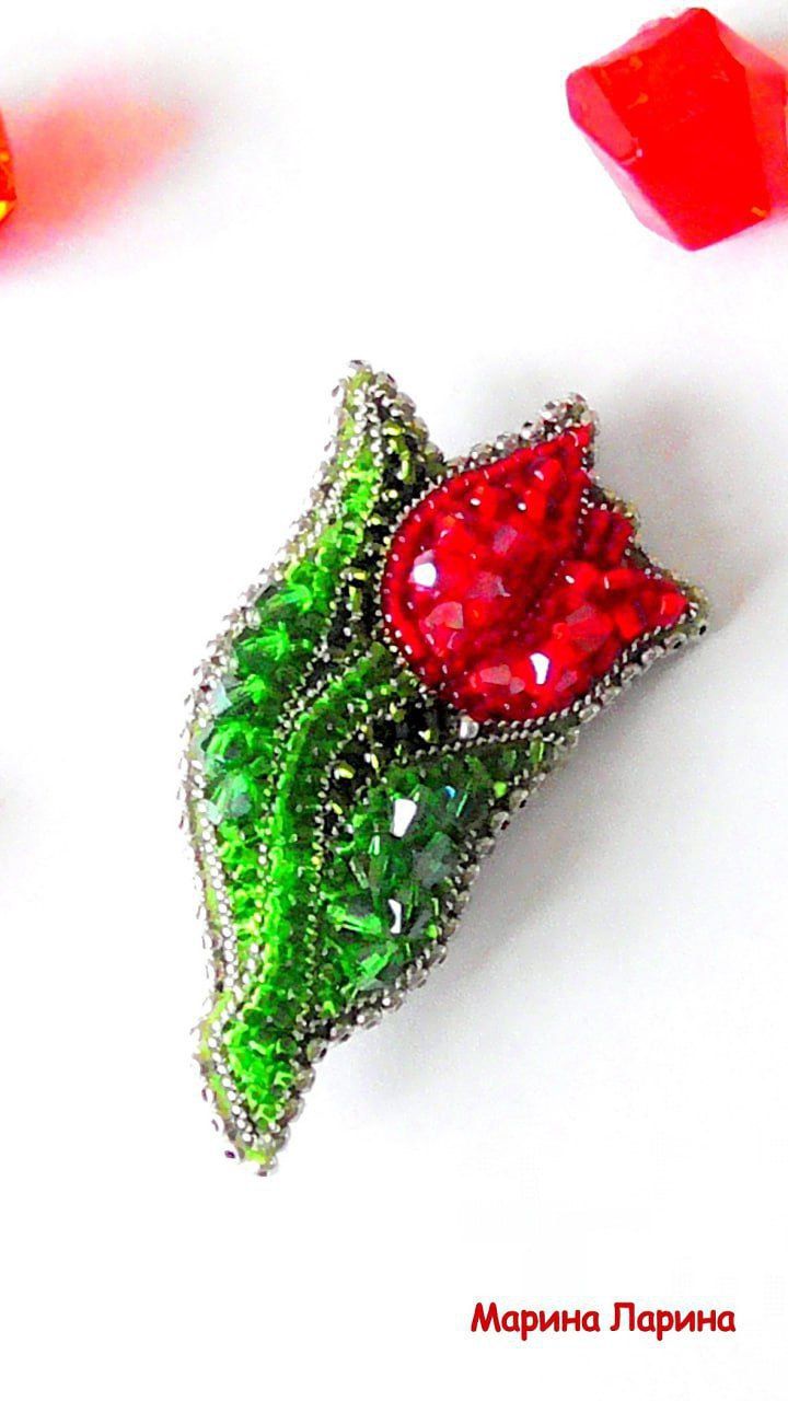 Брошь "Тюльпан" из бисера.