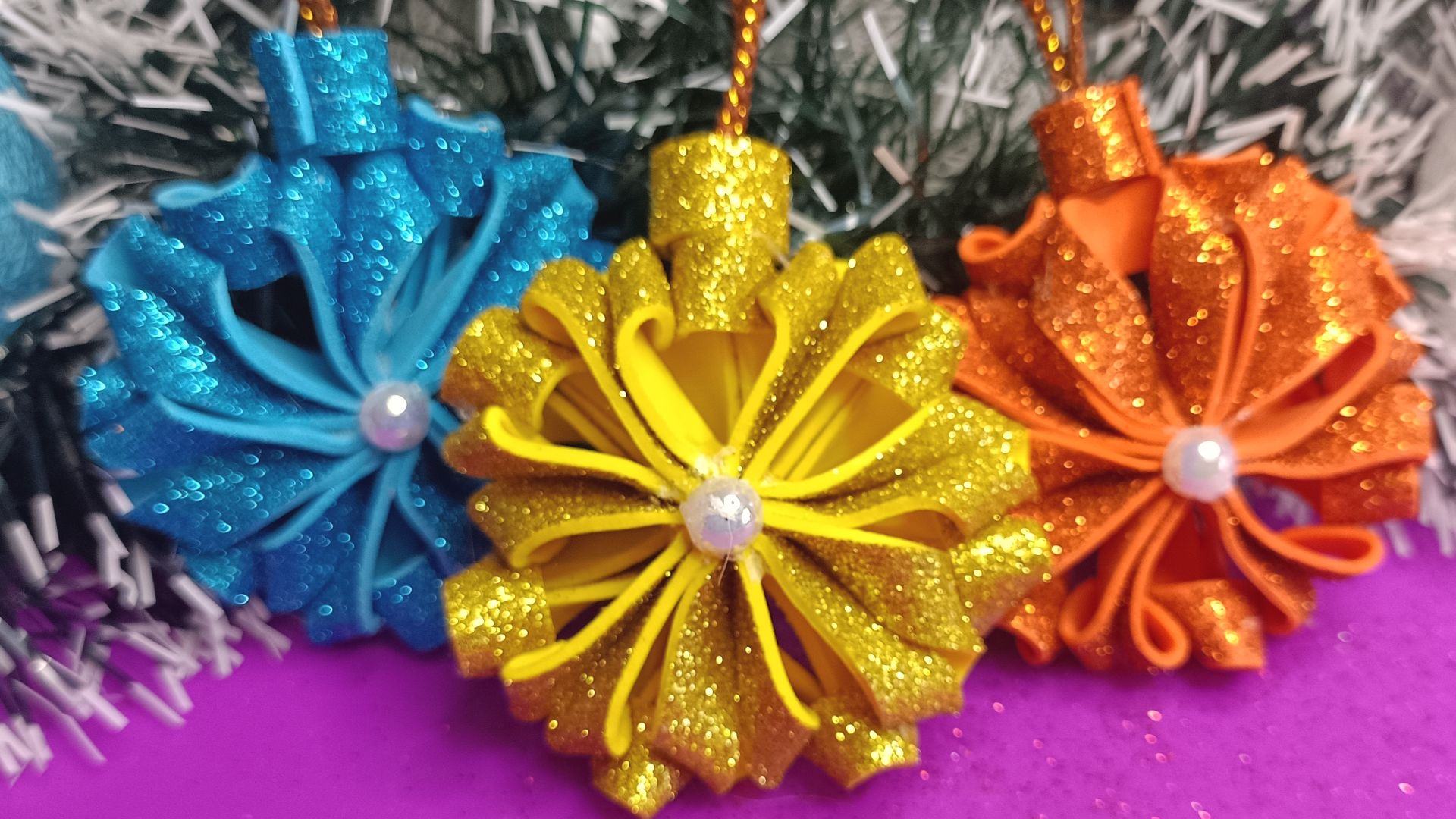 Взяла полоски фоамирана и вот что получилось