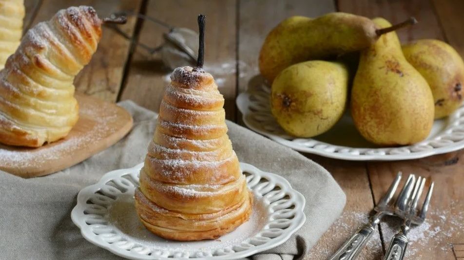 Медовые груши с пряностями в слоеном тесте.