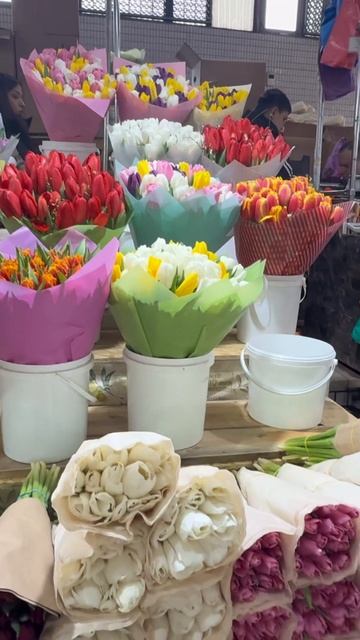 БИТВА ЗА ЦВЕТЫ НА РИЖСКОМ РЫНКЕ В КАНУН 8 МАРТА !!! #8марта #рижскийрынок