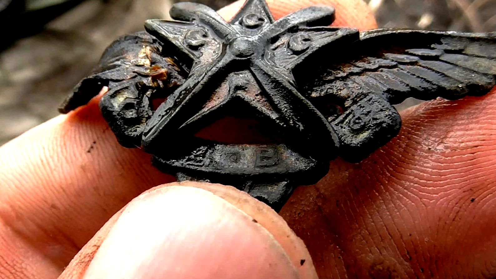 БУЛЬДОЗЕР НАКОВЫРЯЛ СКРЫТЫХ В ЗЕМЛЕ ЦЕННОСТЕЙ !