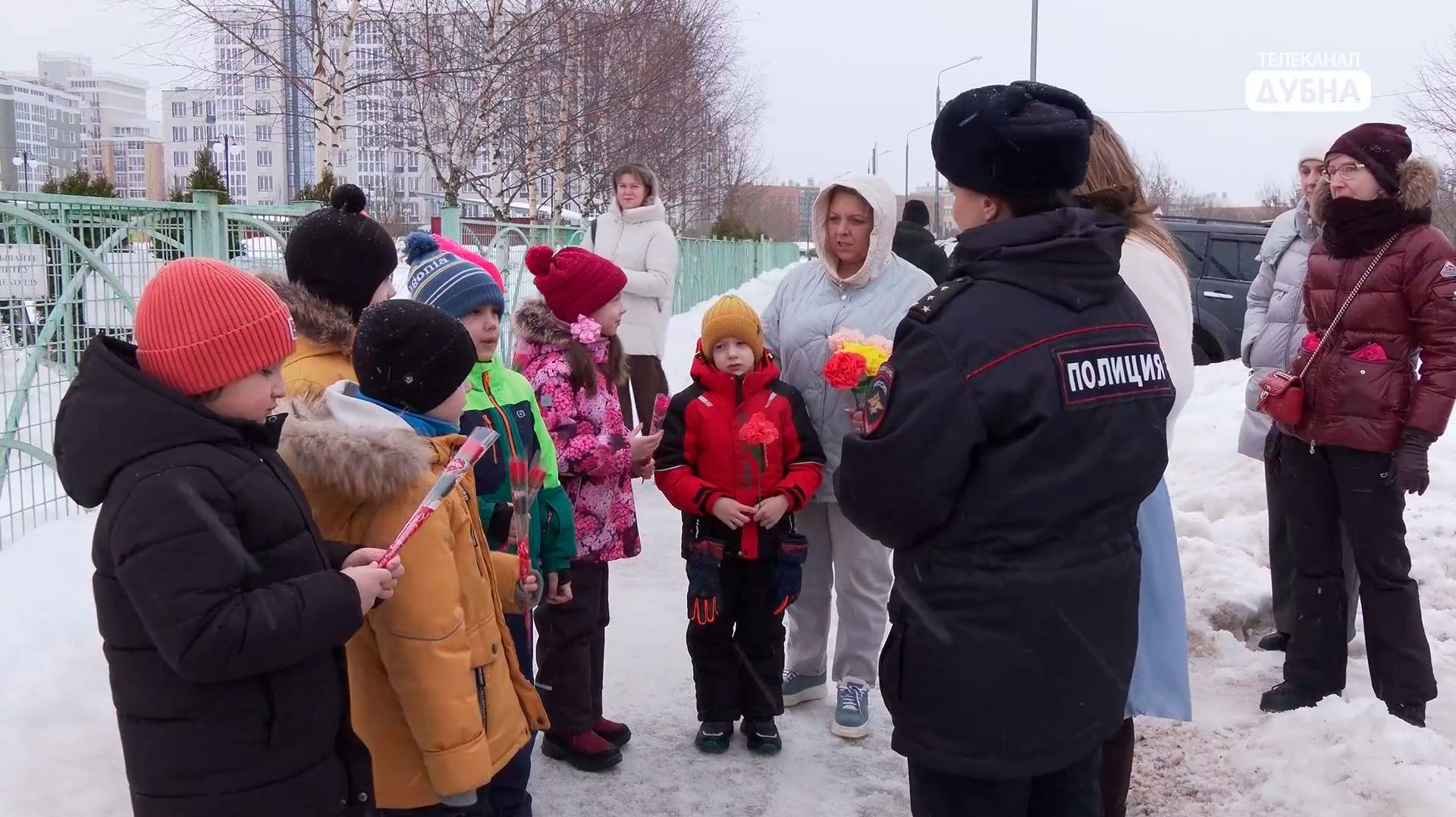Сотрудница полиции совместно с ЮИД в преддверии 8 Марта проверили перевозку детей в автомобиле