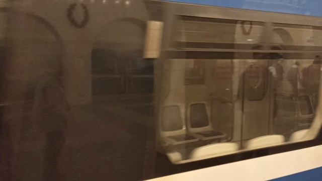 Поезд "Нева" едет в депо "Дачное" мимо станции "Технологический  институт" в депо "Дачное"