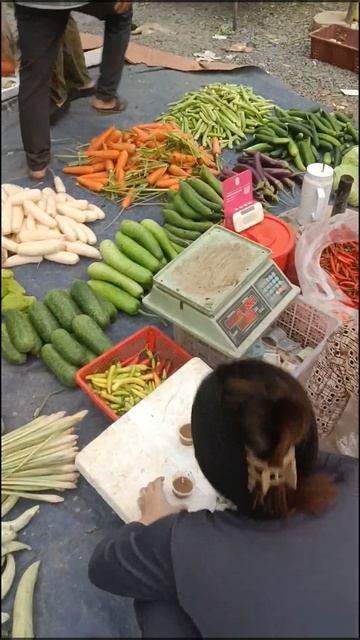 Как едят и торгуют одновременно на улицах Хошимина 😳