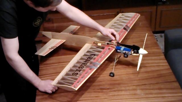 Genesis 1000- вес ,площадь,нагрузка ,центровка ,работа таймера и двигателя .