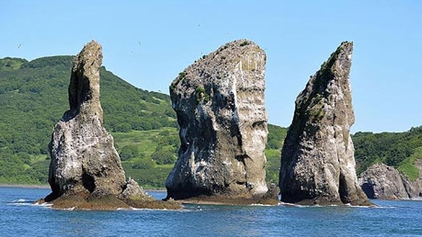 4. Остров Старичков и кекур Три брата в Авачинском заливе (Камчатский край, Россия)