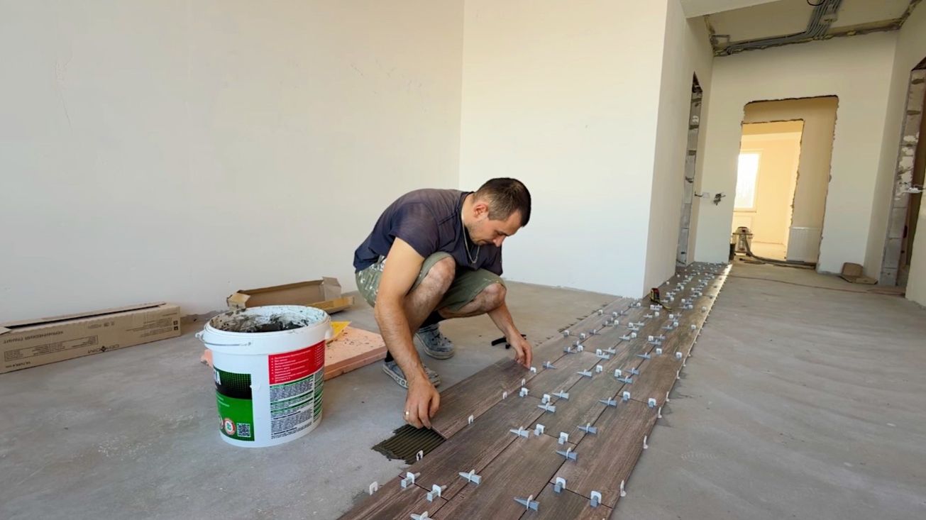 Муж укладывает плитку. Что у нас получается? Делаем ремонт своими руками. Строим дом в деревне.