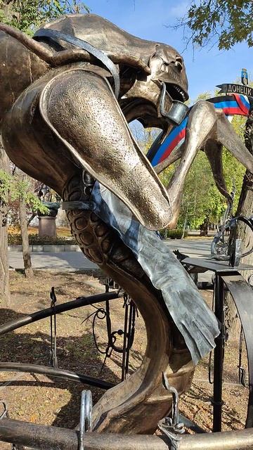 Парк Кованых Фигур в Донецке, ДНР - гидралиск кузнец - осень 2025