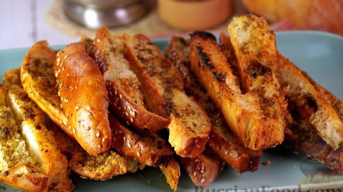 Сухарики с чесноком и заатаром