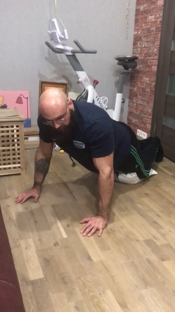 Отжимания от пола с колен