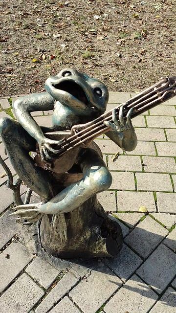 Парк Кованых Фигур Донецк ДНР жабка-гитарист с травмированным задом