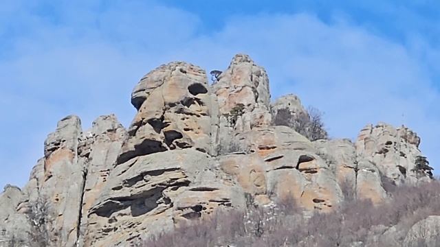 Демерджи, виды снизу с начала Коровьей тропы. На Долину приведений, Поляну сказок и Екатерину II - 8