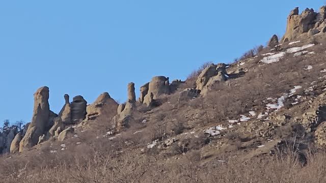 Демерджи, вид снизу с начала Коровьей тропы. На Долину приведений, Поляну сказок и Екатерину II - 11