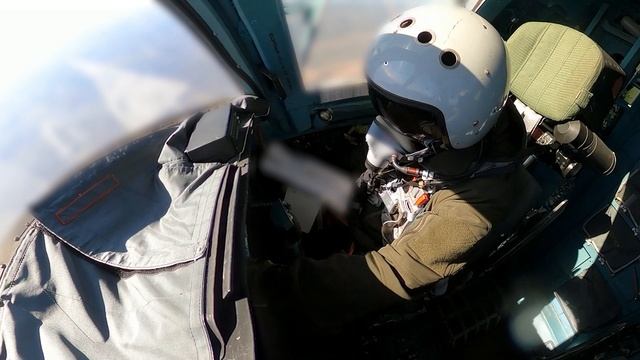 Истребитель бомбандировщик Су-34.