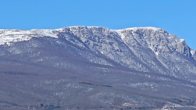 Вид в сторону горы Чатыр-Даг от горы Демерджи. Снизу, от начала "Коровьей тропы" - 2