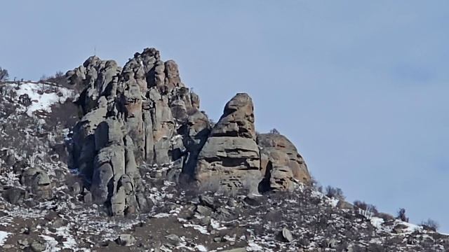 Демерджи, виды снизу с начала Коровьей тропы. На Долину приведений, Поляну сказок и Екатерину II - 1