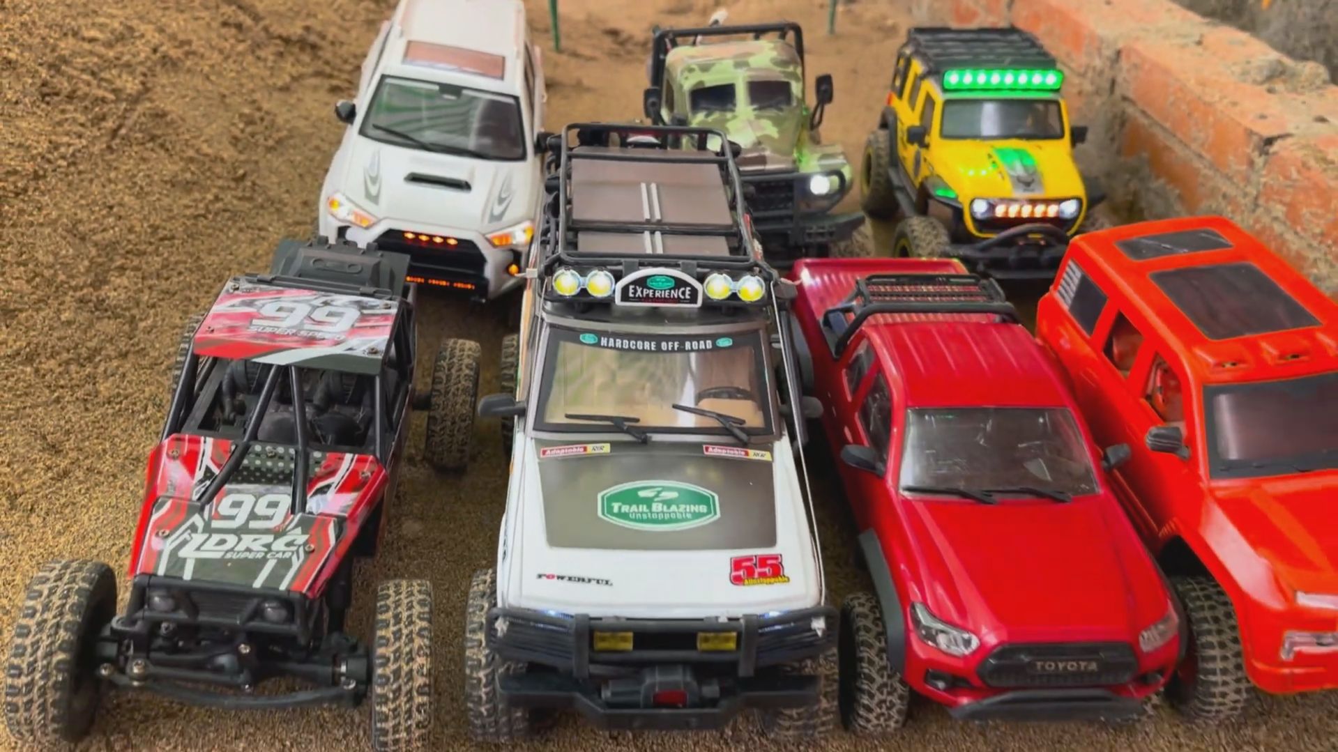 Соревнования на песчаном полигоне для радиоуправляемых машинок