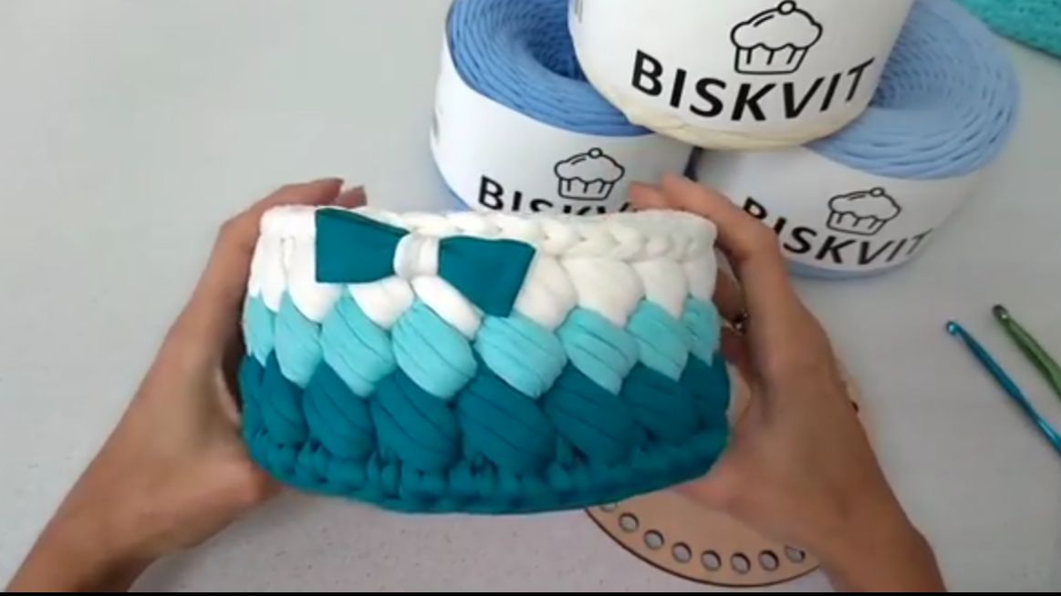 Корзина "Зефирка" из трикотажной пряжи с деревянным донышком