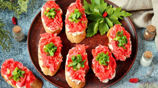 БУТЕРБРОДЫ С ПЛАВЛЕНЫМ СЫРОМ, МАРИНОВАННЫМ ИМБИРЁМ И ЗЕЛЁНЫМ ЛУКОМ