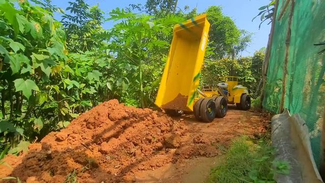 бульдозер и самосвал Cat D11, Volvo A30G