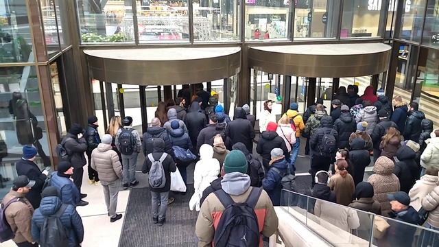 Люди ждут открытие ТРЦ "Павелецкая Плаза" чтобы первыми купить подарок любимым на восьмое марта