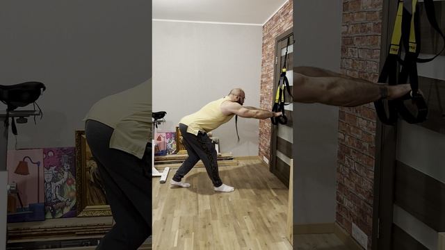 Румынская тяга по 1ой ноге с ассистированием TRX