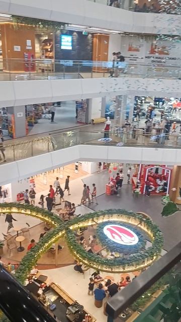 Что творится в Хошимине 8 марта? Огромные розы и толпы людей! 😳