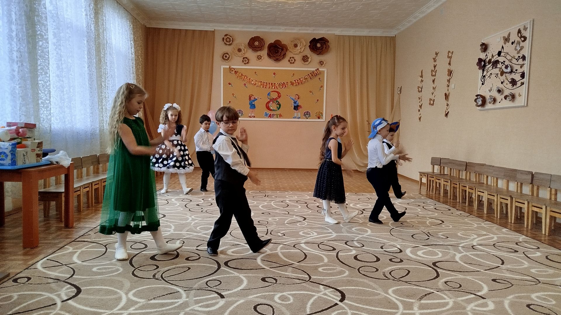 У нас в Цветочном городе.  Игра-танец КУ-КУ.