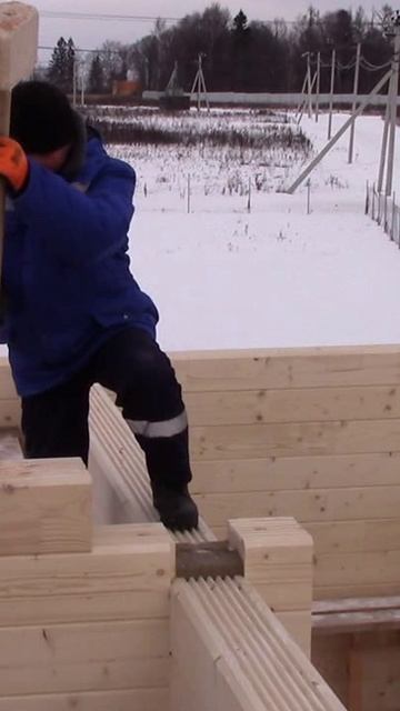 Уплотняем венцы при сборке дома из клееного бруса