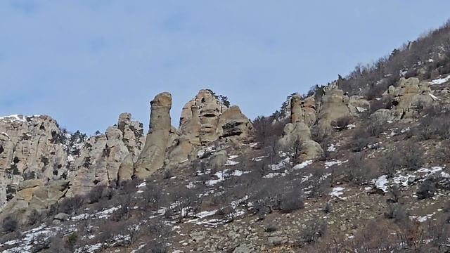 Демерджи, виды снизу с начала Коровьей тропы. На Долину приведений, Поляну сказок и Екатерину II - 5