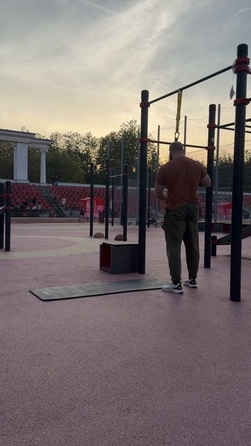 Ягодичный мост на прямых ногах TRX