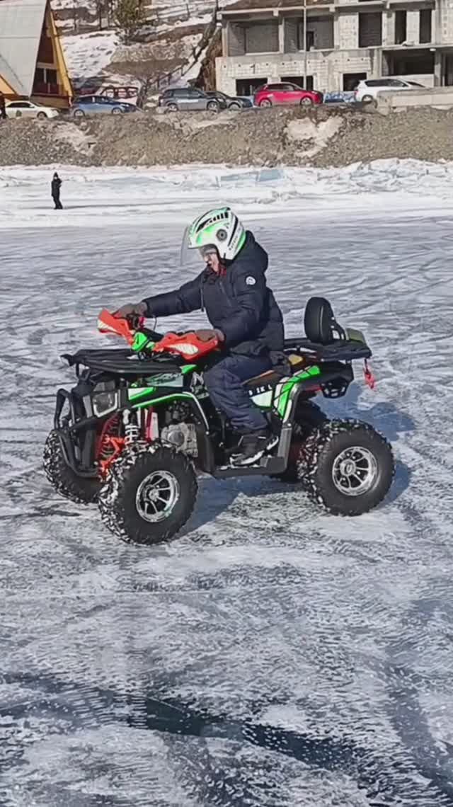катаюсь на квадроцикле по льду Байкала