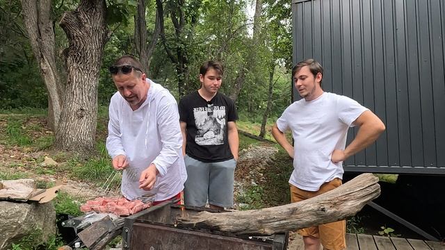 Между домиками 🇷🇺 | Семья готовит шашлык