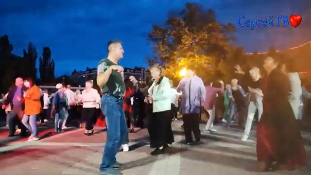 Яркое платье.....