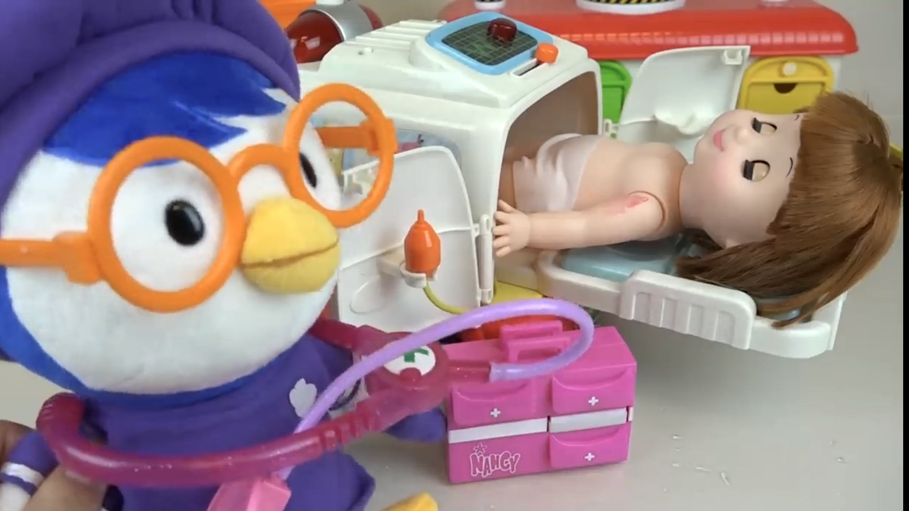 МУЛЬТИК ДЛЯ ДЕТЕЙ. КУКЛА АЛИСА ПОПАЛА В БОЛЬНИЦУ 🚑 ИГРАЯ С ДЕЛЬФИНЧИКАМИ 🐬. МУЛЬТИКИ ДЛЯ ДЕВОЧЕК.