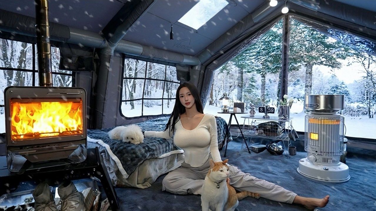 Кемпинг в снегу❄️ с двухкомнатной надувной палаткой с печкой.