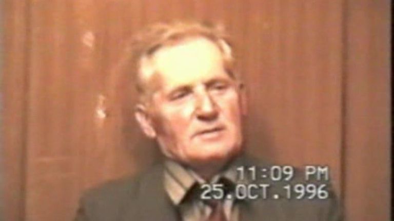 czerwone roze bialy kwiat